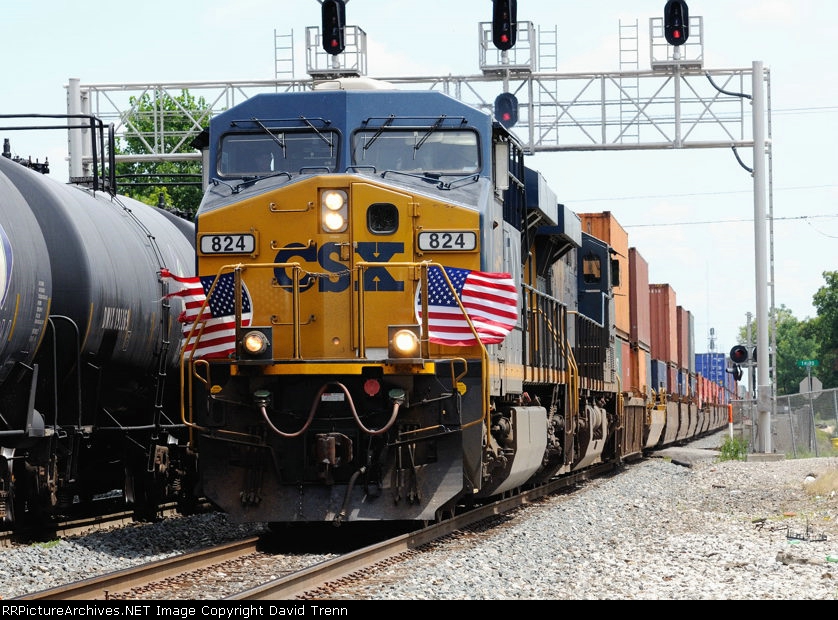 CSX 824 leads Westbound CSX Q151 at 3rd St.